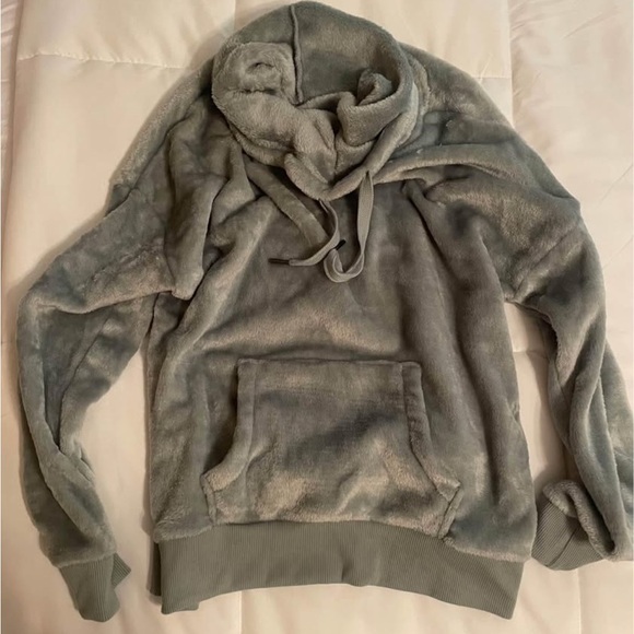 Tops | Very Comfy Blue Crewneck | Poshmark